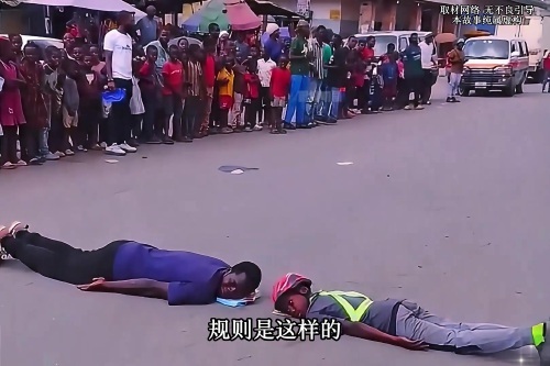 这看似危险的行为,实际上一点都不安全,真为地上的两人捏把汗