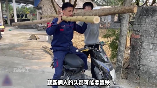 小伙为了方便搬木头,用自行车组合钢架制造拉货板车,还是电动的