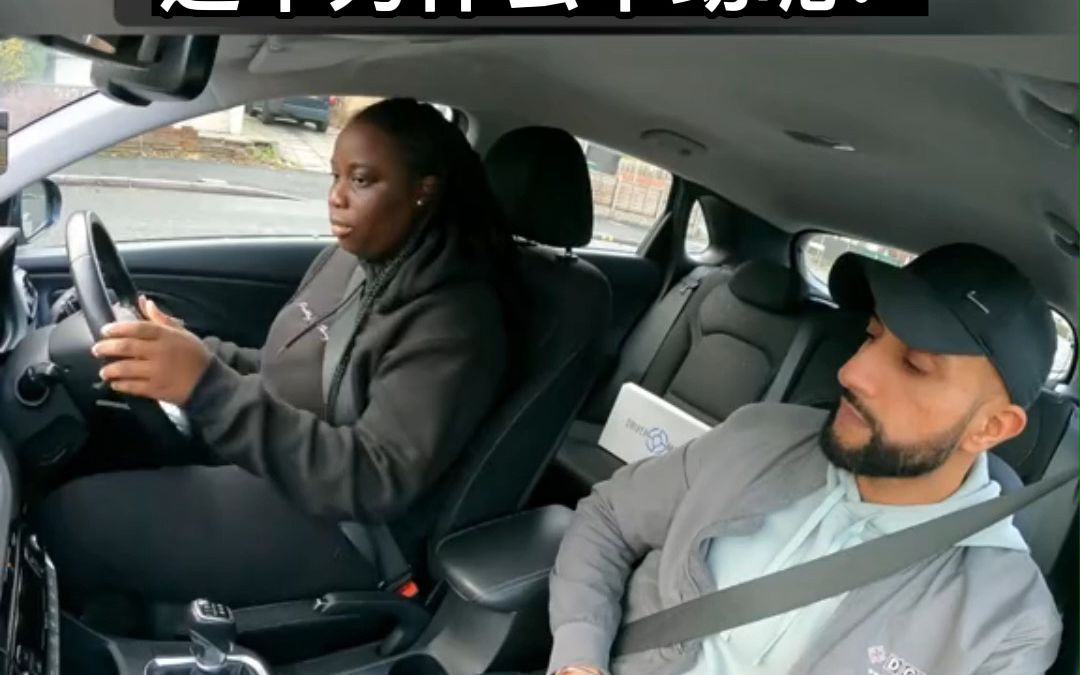 驾校模拟考试,学员折腾了半天,教练实在看不下去了