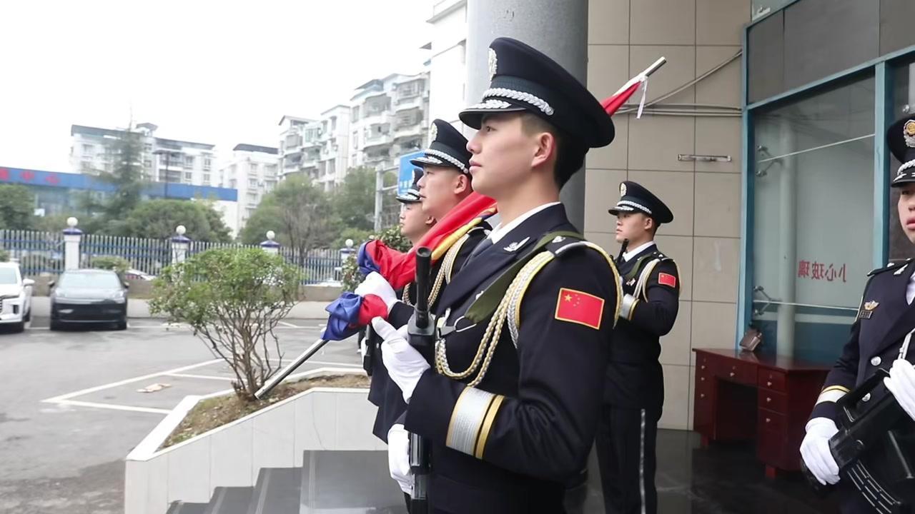 #公安心向党·护航新征程#第五个中国人民警察节 1月10日是第五个...