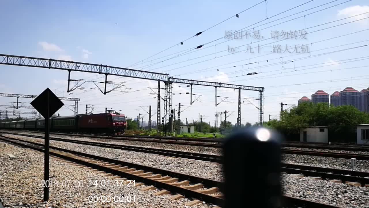 天津北仓车站,开往昆明的k728次和开往哈尔滨的k570次火车会车