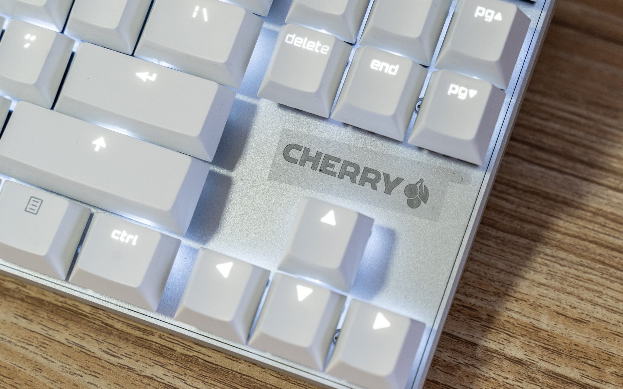 Cherry MX BOARD 8.0 白光版红轴机械键盘 灯光效果