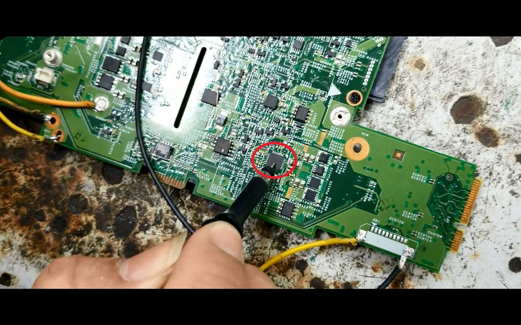 顾客的ThinkPad E425,说是开机无反应不加电,来看老师傅怎么搞通病.