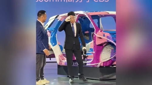 某新能源车身硬度测试现场拿着冲击钻对抗高强度钢!