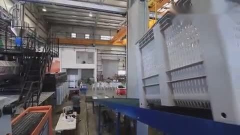 这模具真够大的!看大型注塑机生产胶筐过程,很壮观