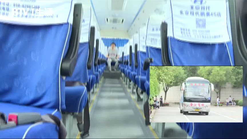 坐大巴车用不用系安全带?记者真实测试,直接飞出去了!
