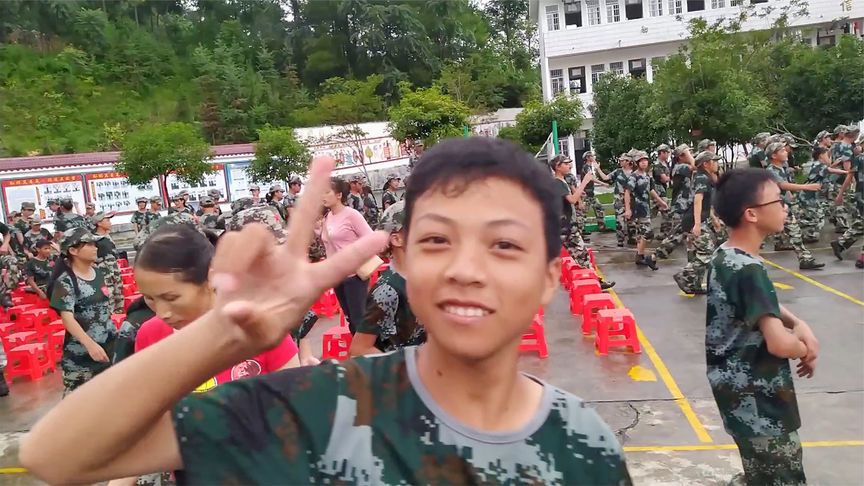 参加初一新生家长会想起当年父母的期许,看儿女军训多了几分欣慰