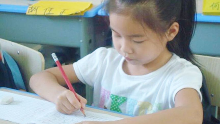 孩子的握笔姿势不正确,1个小技巧帮你解决,纠正握姿很不错