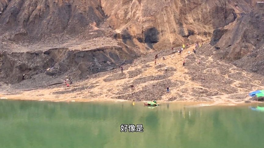 实拍为了生活缅甸翡翠矿山一群伴着山洪淋着雨的老哥们在找翡翠