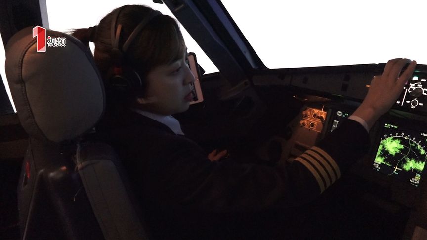 民航美女飞行员带你参观模拟机训练