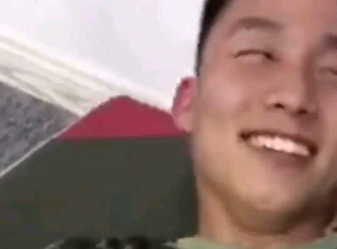 小哥哥脚心痒到崩溃,战友的‘解药’来了!