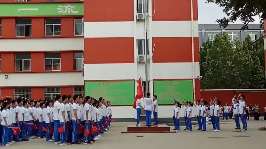 周一的课间操时间,每周一次的升旗仪式,民族自豪感