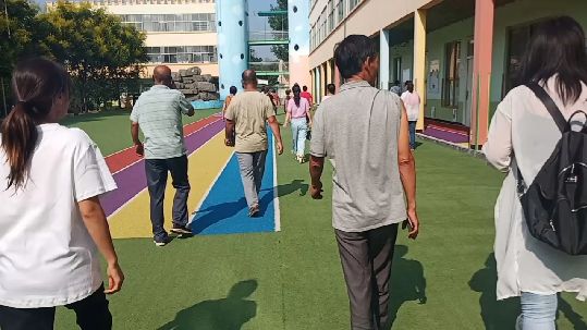 今天学校开家长会,开学一星期,第一个家长会!