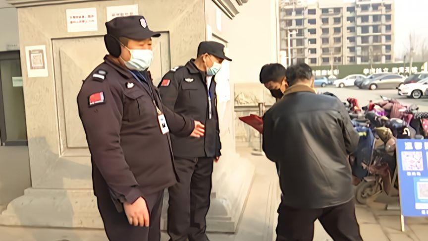 县行政审批局:防控服务两不误