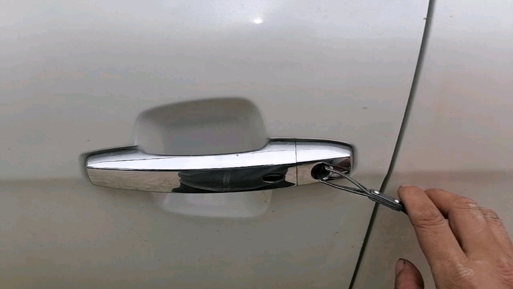 汽车钥匙锁在车内怎么办?中山开锁星耀汽车钥匙为你解决!江铃皮卡...