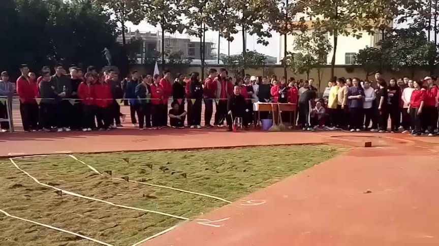 校园春季运动会,小姐姐铅球扔出去的那一刻,瞬间成校园网红!