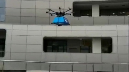 外卖小哥用无人机吊装外卖,飞到指定位置,再也不用爬楼了!