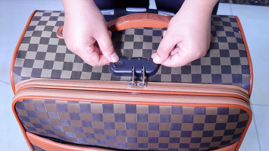 这种行李箱密码忘了怎么办？教你一招，只需转一转，30秒轻松开锁