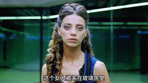 众人围观女人被暴击,竟是为了测试机器人是否有Bug