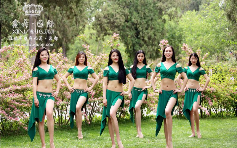 肚皮舞_初级鼓舞绿色服装 郑州肚皮舞教练培训鑫舞国际舞蹈培训总部...