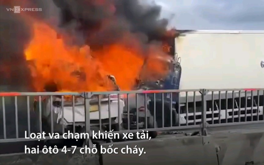 【交通事故】沃尔沃XC90遭卡车冲撞,司机成功逃生