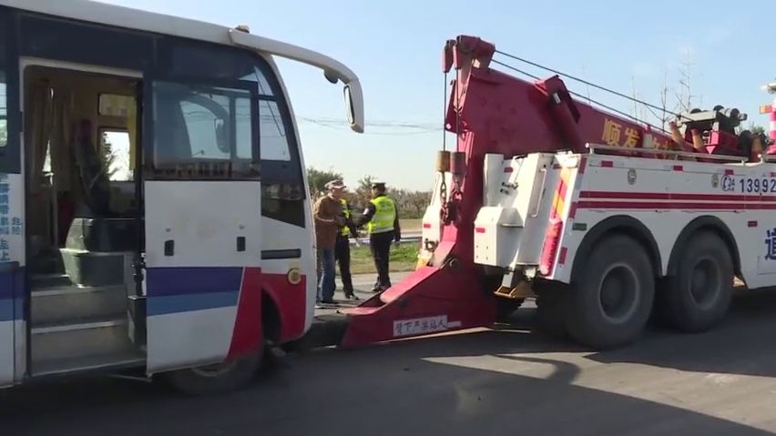 交警大队开展冬季交通事故应急处理和民警自身安全防护演练