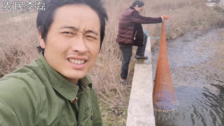 新式圆盘网实战撒鱼,这技术抓不到大鱼都可惜了,练好几天了