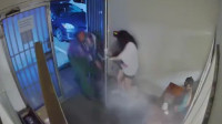 仓库爆发激烈枪战,33岁亚裔女子不幸中弹身亡,监控拍下恐怖时刻
