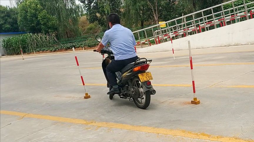 两轮摩托车E证科目二、三考试前教练讲解