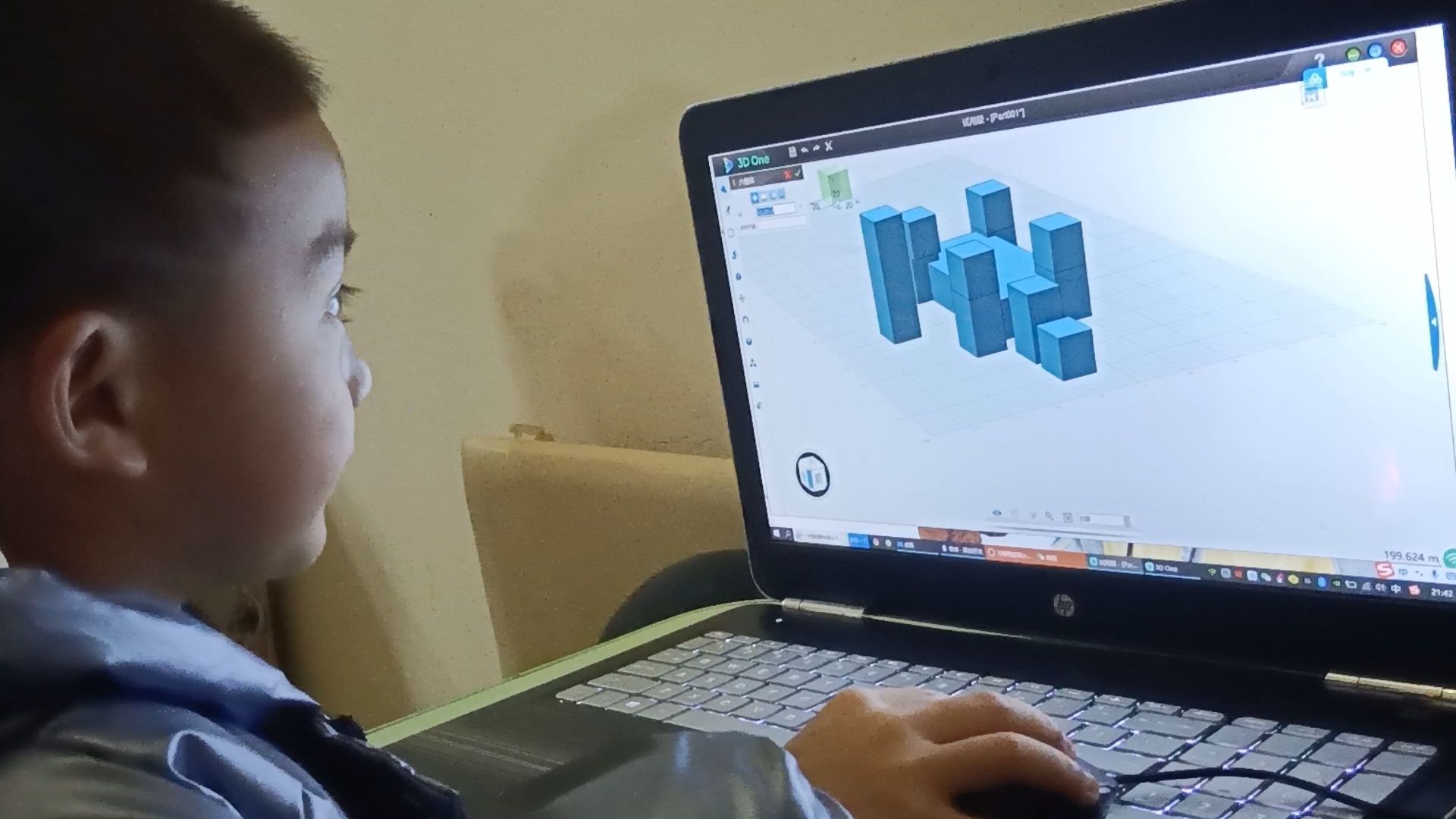 记录五岁多的萌娃 用3D one建模软件制作跳水游泳池全过程 嘴里唠叨...