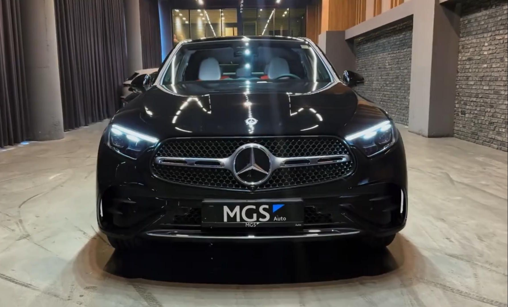 2025款奔驰GLC Coupe,配9AT爆258马力,气场十足,全面换装S级