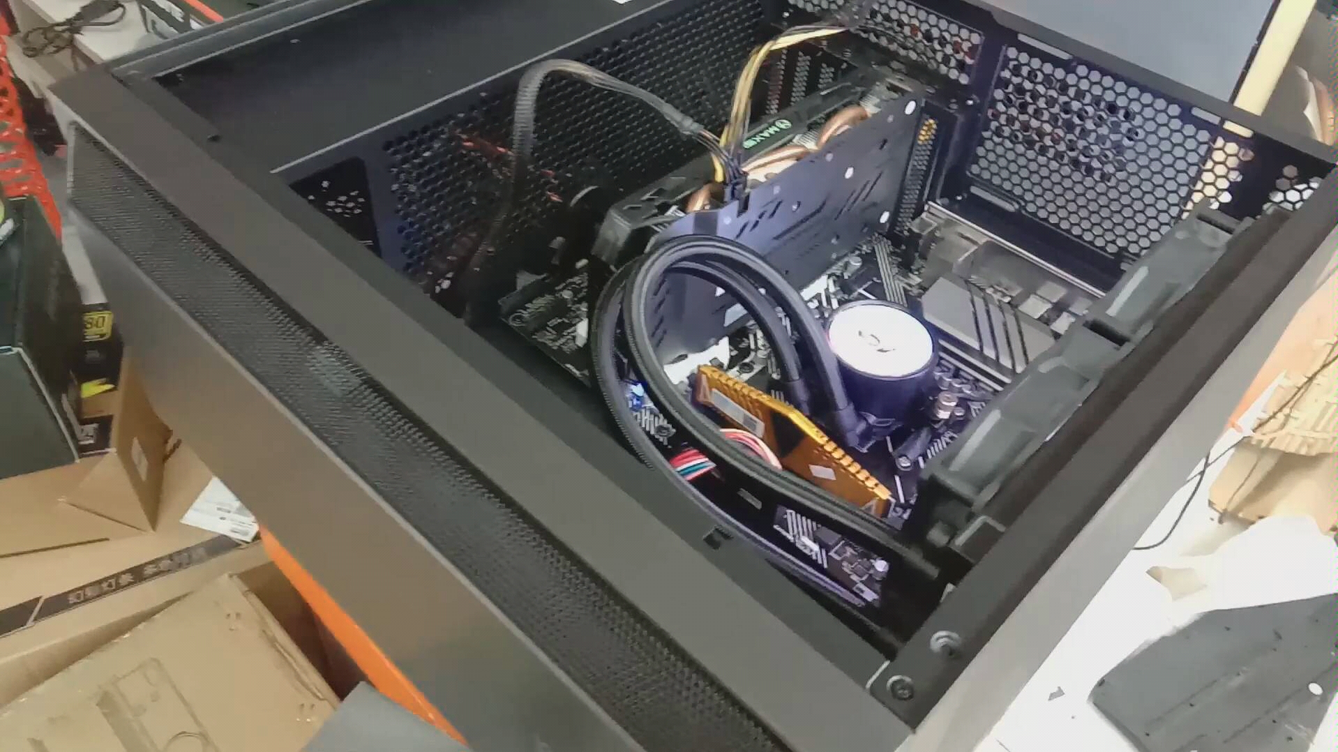 华硕x570主板竟然不兼容sn550 500固态?装上去直接自检过不去,死机