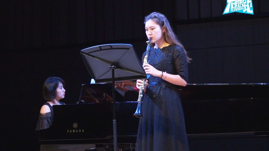 在音乐学院现场看妹子演奏单簧管,清脆的声音很吸引人