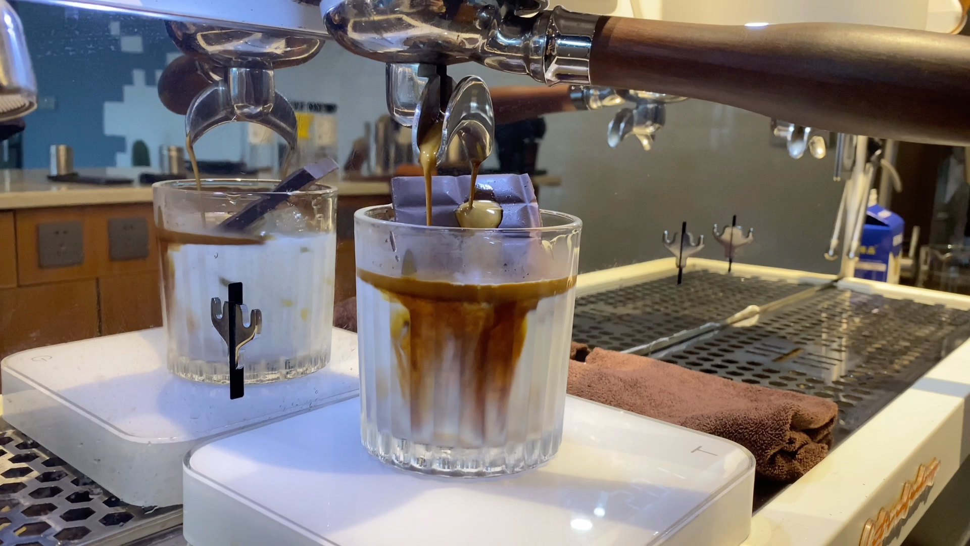 重庆咖啡培训,零基础咖啡学习班的意式咖啡教学操作,同学们系统地...