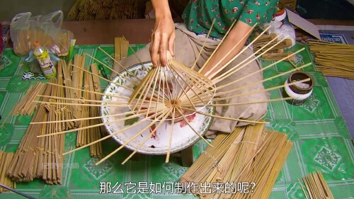 油纸伞是如何制作的?先将竹子劈成同等厚度的竹条,再装入木毂内