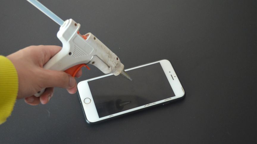 谁还花钱买手机支架?一根热熔胶就搞定了,看完赶紧去做一个