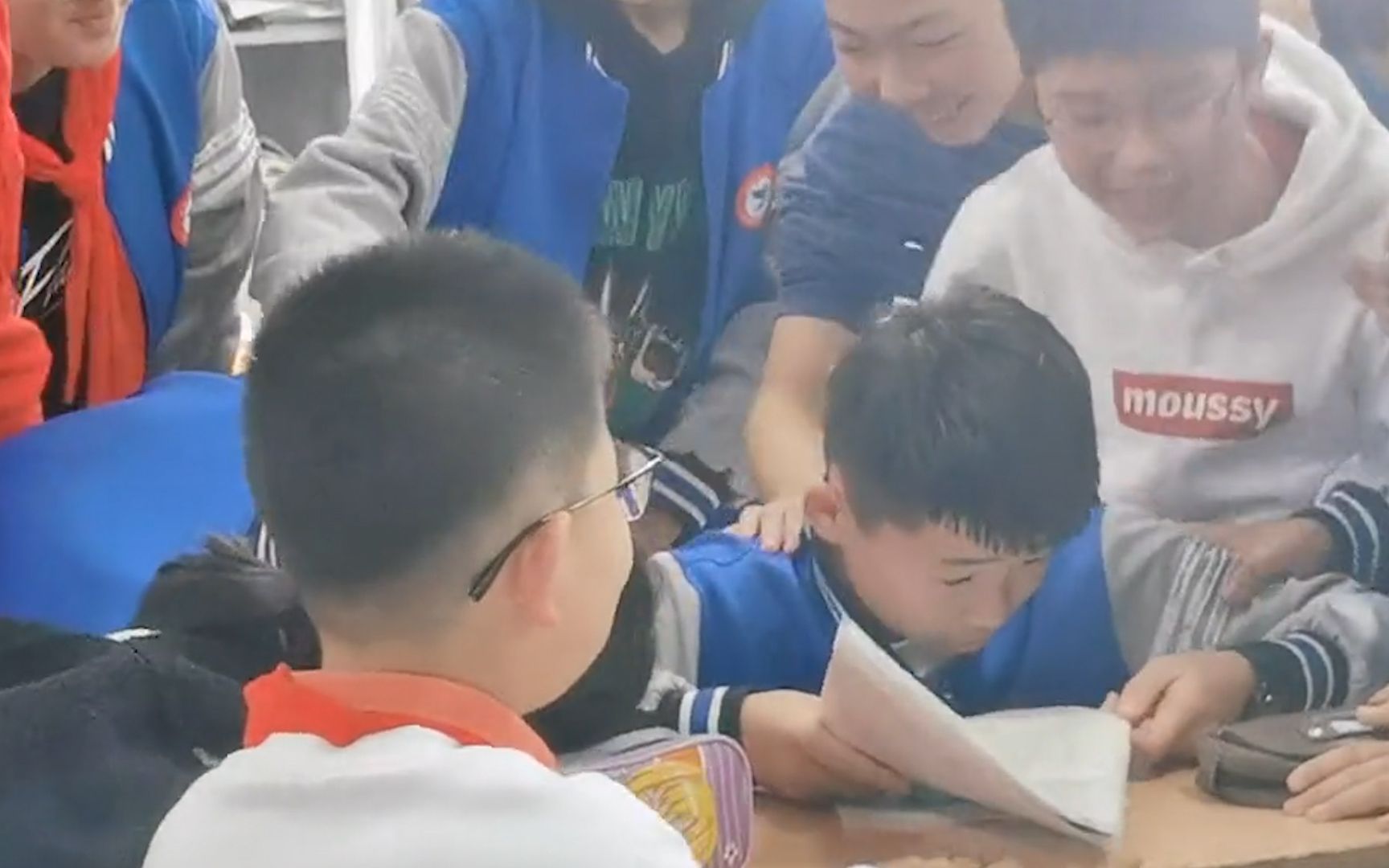上学两个月后男孩被告知走错班,老师把他留下后全班反应亮了