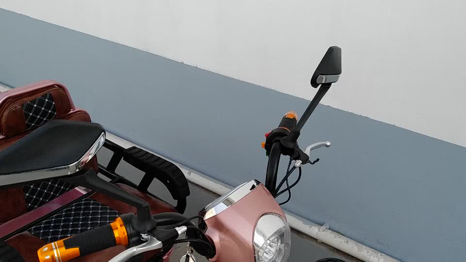 老年代步休闲电动三轮车。