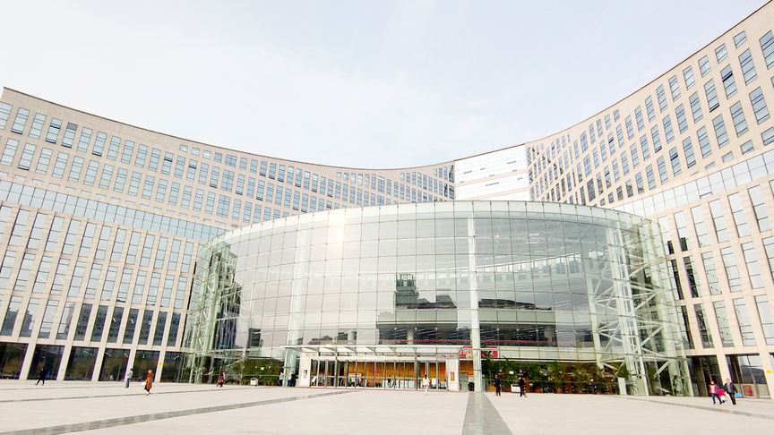 北京市政务服务中心在三环边六里桥南,外观宏伟,里面漂亮