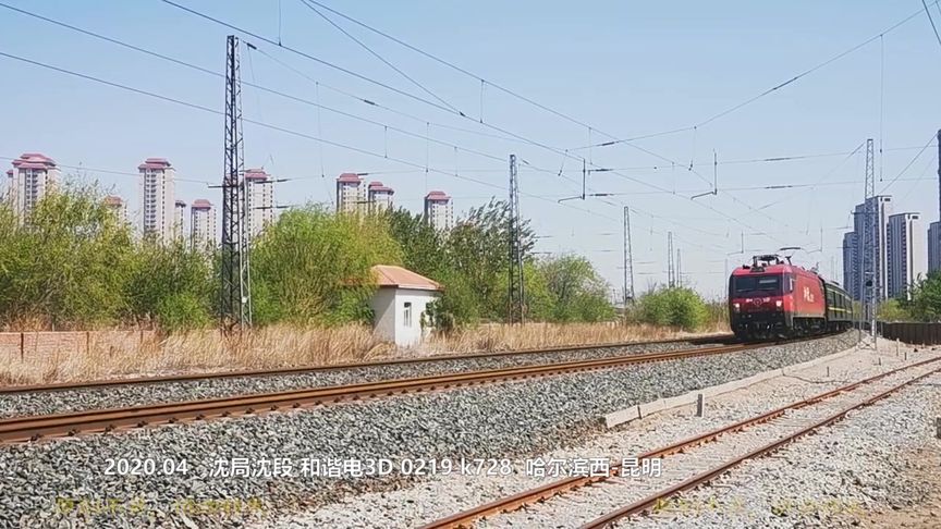 从东北去西南的k728次火车,从弯道后出现,接近天津站,开往昆明