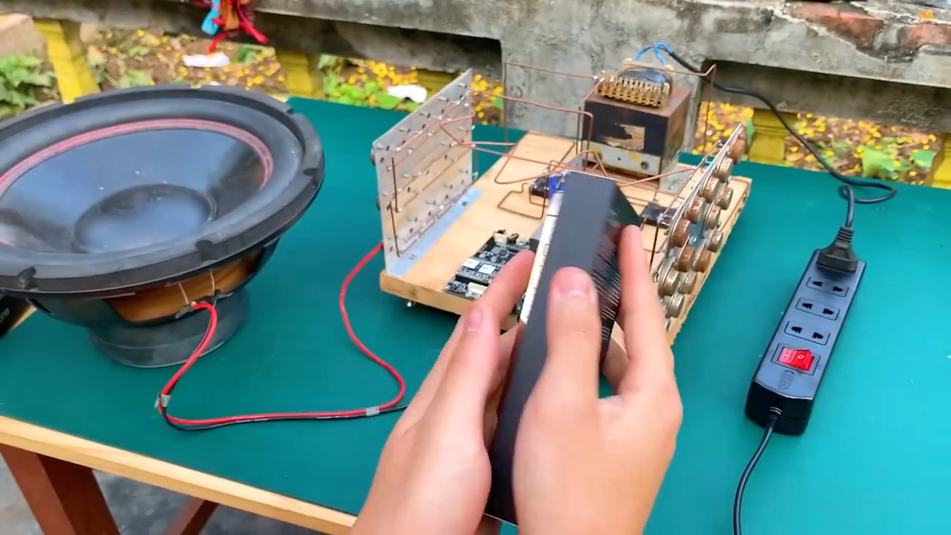 用28只2N3055功率管制作700瓦功放,声音澎湃有力度