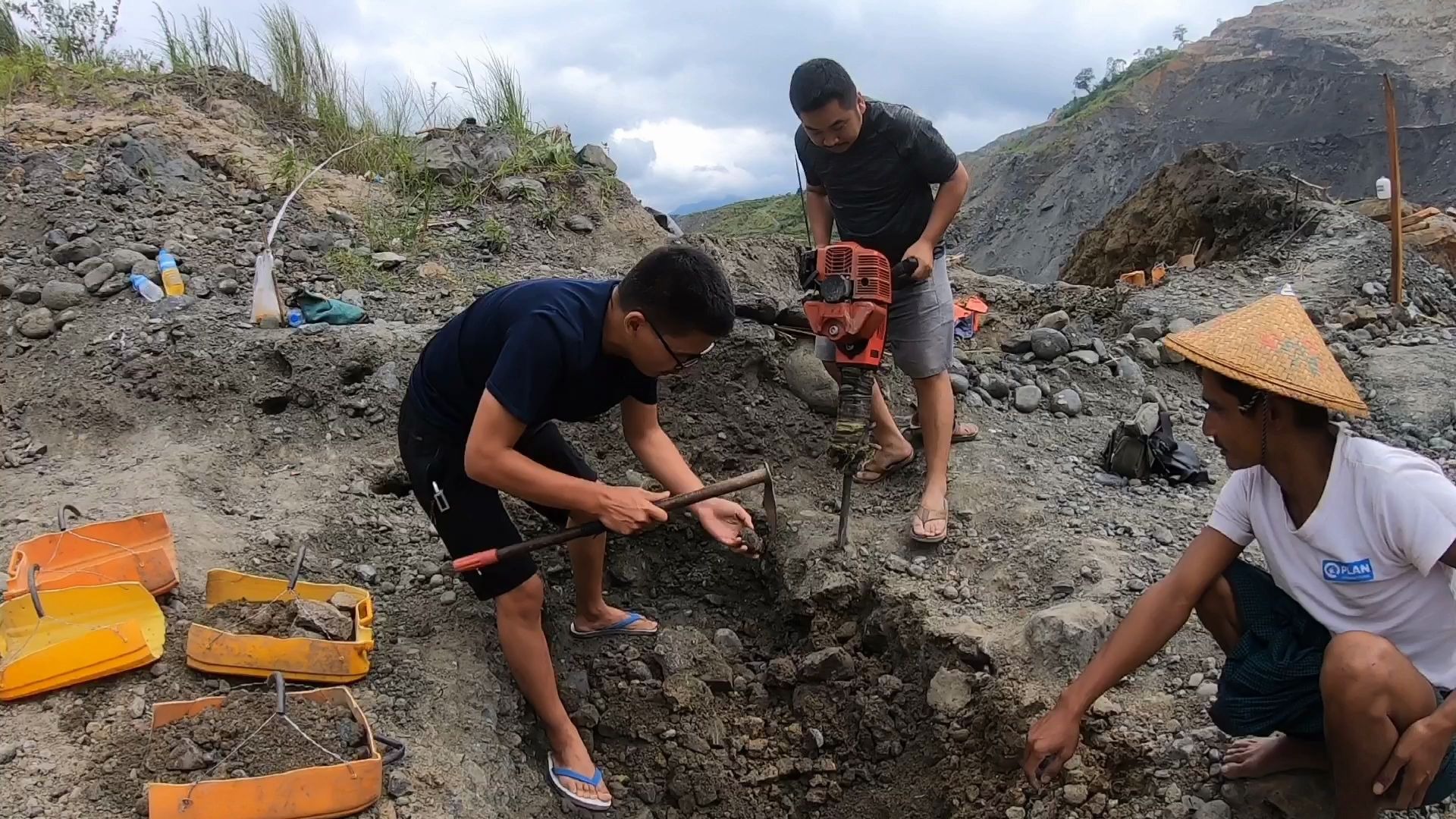 到了翡翠原石矿区,怎能不体验一把自己挖翡翠原石的感觉,