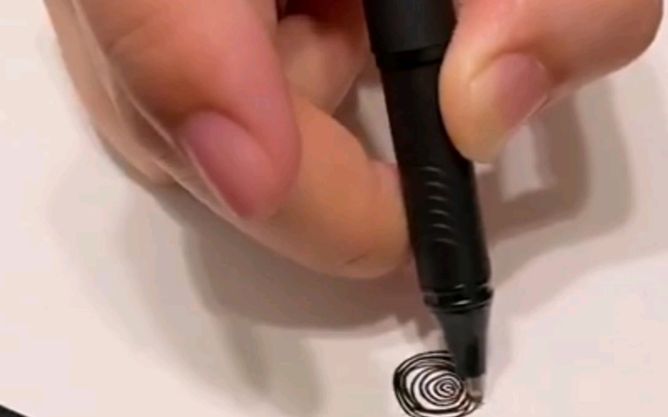 握笔姿势不对,食指用力过大,弯曲变形!赶紧试试这个方法吧!