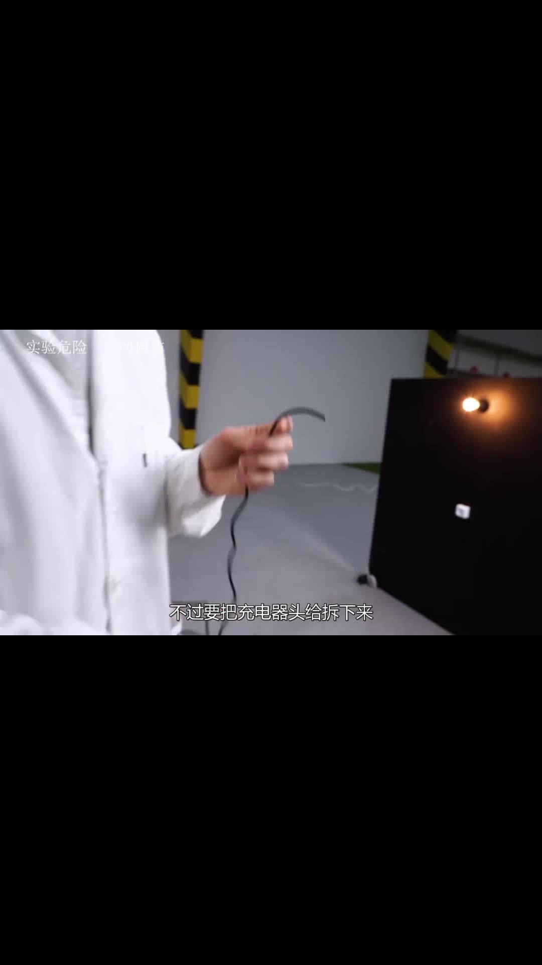 小伙不用转化器直接用插板充电,没想到手机..