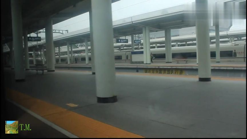 宝成铁路成都至北京西T8次与西成客专CRH380B动车组同向驶入广元