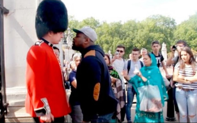 嚣张游客惹怒英国皇室卫兵,大声驱赶无效,被皇室卫兵一拳放倒