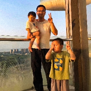 余根文 