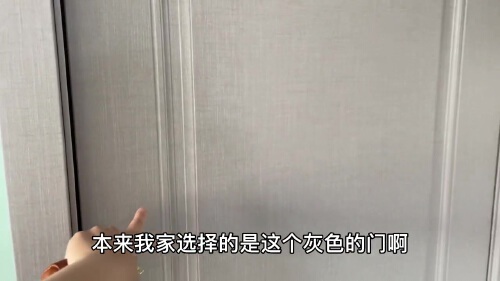 新房已经吊完顶了,厨房采用无主灯设计,父亲的眼光还挺个性
