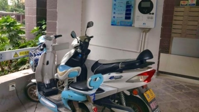 电动车充电时,别犯这3个常识性小错误,否则电瓶越来越不耐用!