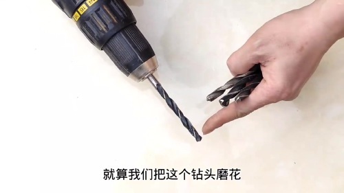 一旦瓷砖裂开,如何才能安全钻孔?水电工深感忌讳的钻头,你绝对别轻易...